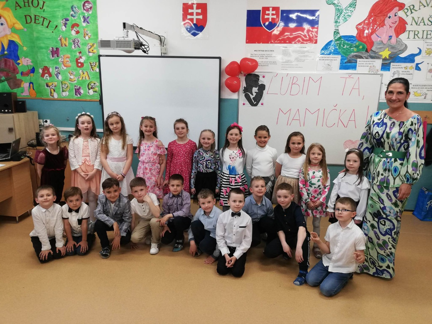 Prváci zo ZŠ Komenského potešili nielen mamičky | Spravodajstvo ...